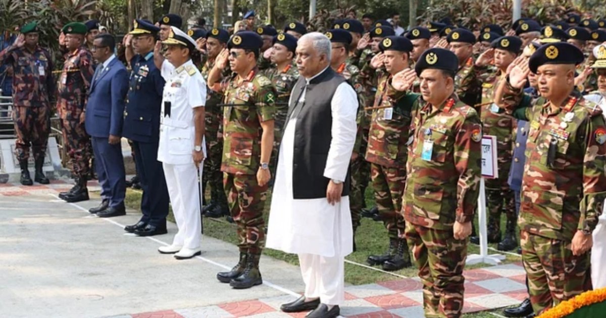 পিলখানা হত্যাকাণ্ড: শহীদ সেনা কর্মকর্তাদের কবরে শ্রদ্ধা