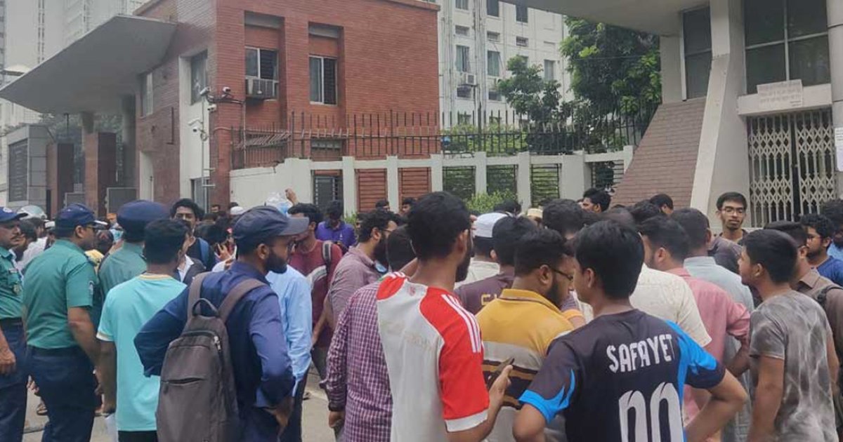 সচিবালয়ের সামনে শতাধিক ঢাবি শিক্ষার্থীর অবস্থান